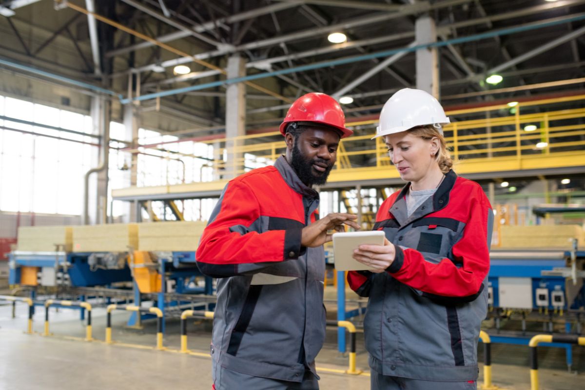 Effective Communication in Manufacturing (The 6 Key Steps)